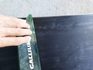 スノーボード・シーズン前の手入れとメンテナンスのコツ（ワックス剥がし、ビンディング調整） | 雪とひつじ雲